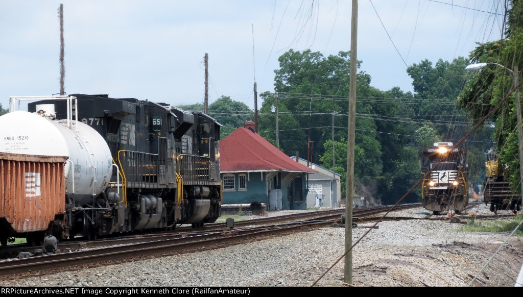 NS train #118 (Manifest) (Macon, GA - Linwood, NC) (pic 2) / NS train 92Q on side rail.
